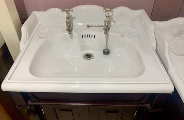 Antique Bathrooms | Original cast iron roll top baths & accessories